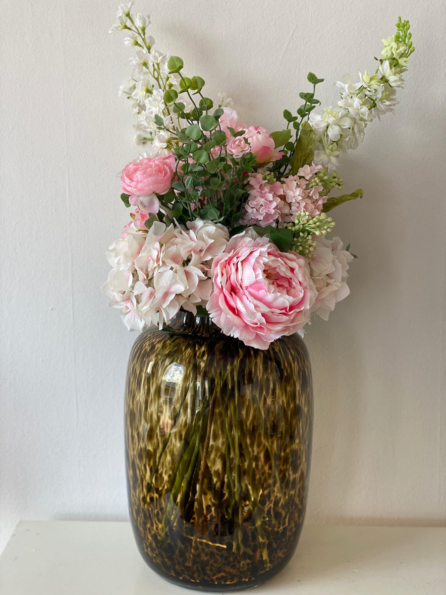 How do I style my leopard print vase? – The Golden Webshop